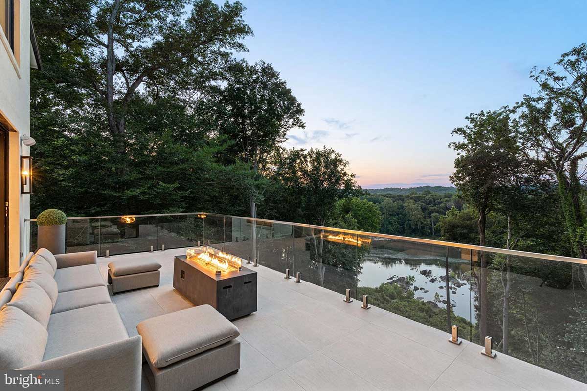 620 Rivercrest Dr.: Contemporary McLean Home with River Views